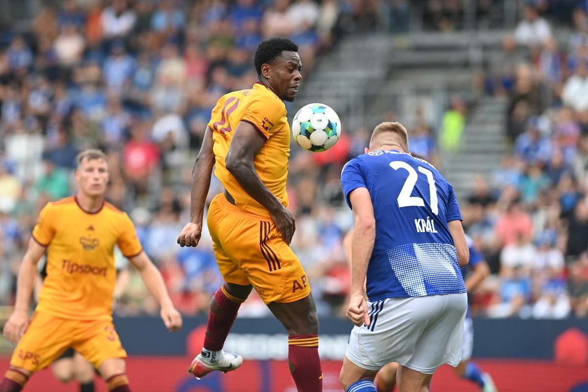 Sparta sleduje posilu do útoku, blízko je příchod Kevina-Prince Milly z ...