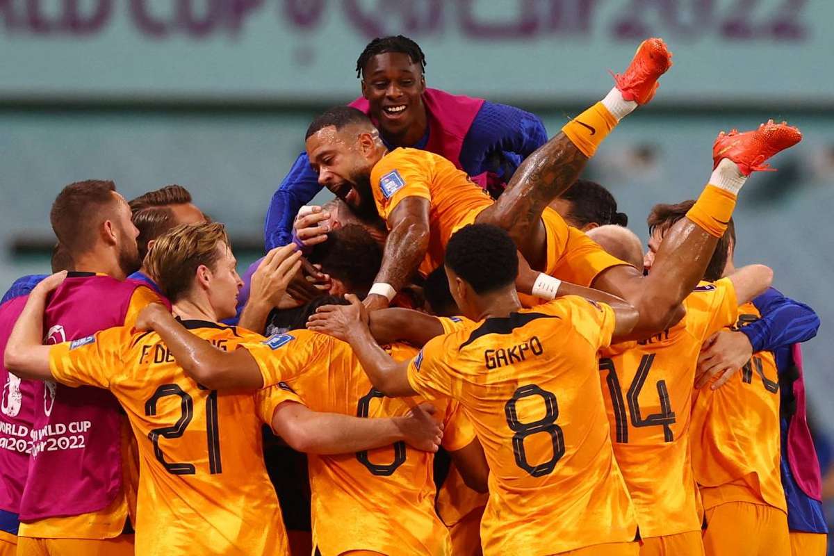 Dutch full backs show the way to the quarter-final | Flashscore.com