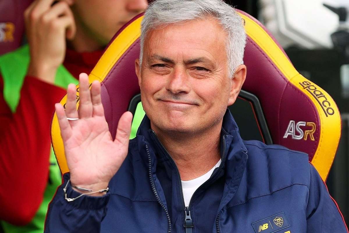 Ce răspuns a dat Mourinho la întrebarea dăcă negociază cu PSG. ”Dacă m ...