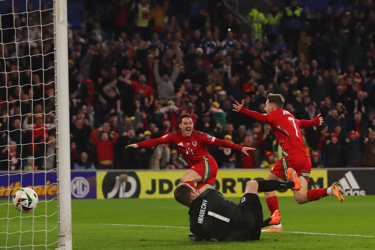 Euro 2024 roundup: Wales, Greece and Poland fly into the final playoff ...