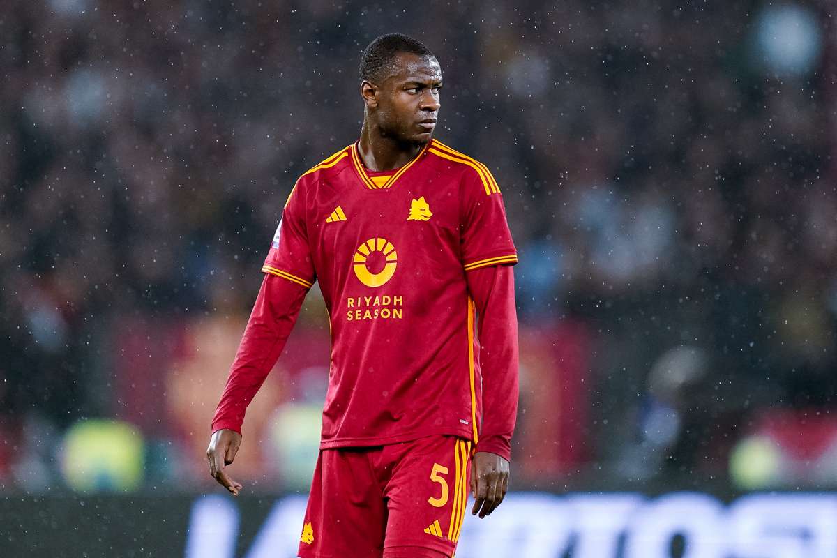Roma's Evan Ndicka gets all clear to train after on-pitch collapse ...