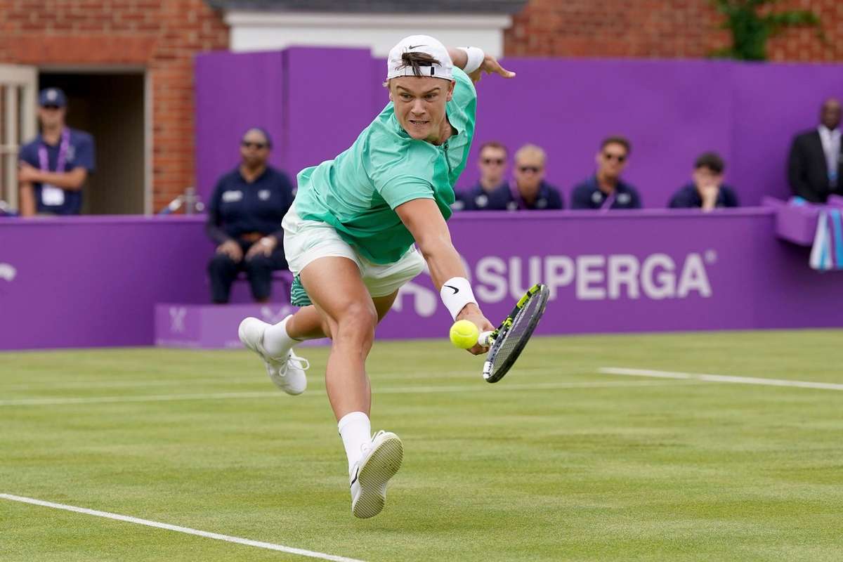 Tennis Tracker: Na čtvrtý pokus to vyšlo, Rune se dočkal premiérové výhry na trávě | Livesport.cz