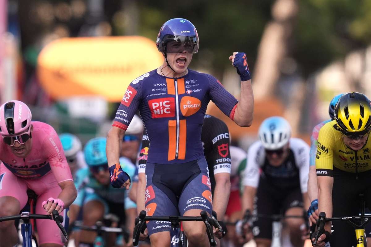 První hromadný dojezd Gira ovládl Van Uden. Vacek drží bílý dres, dál ...