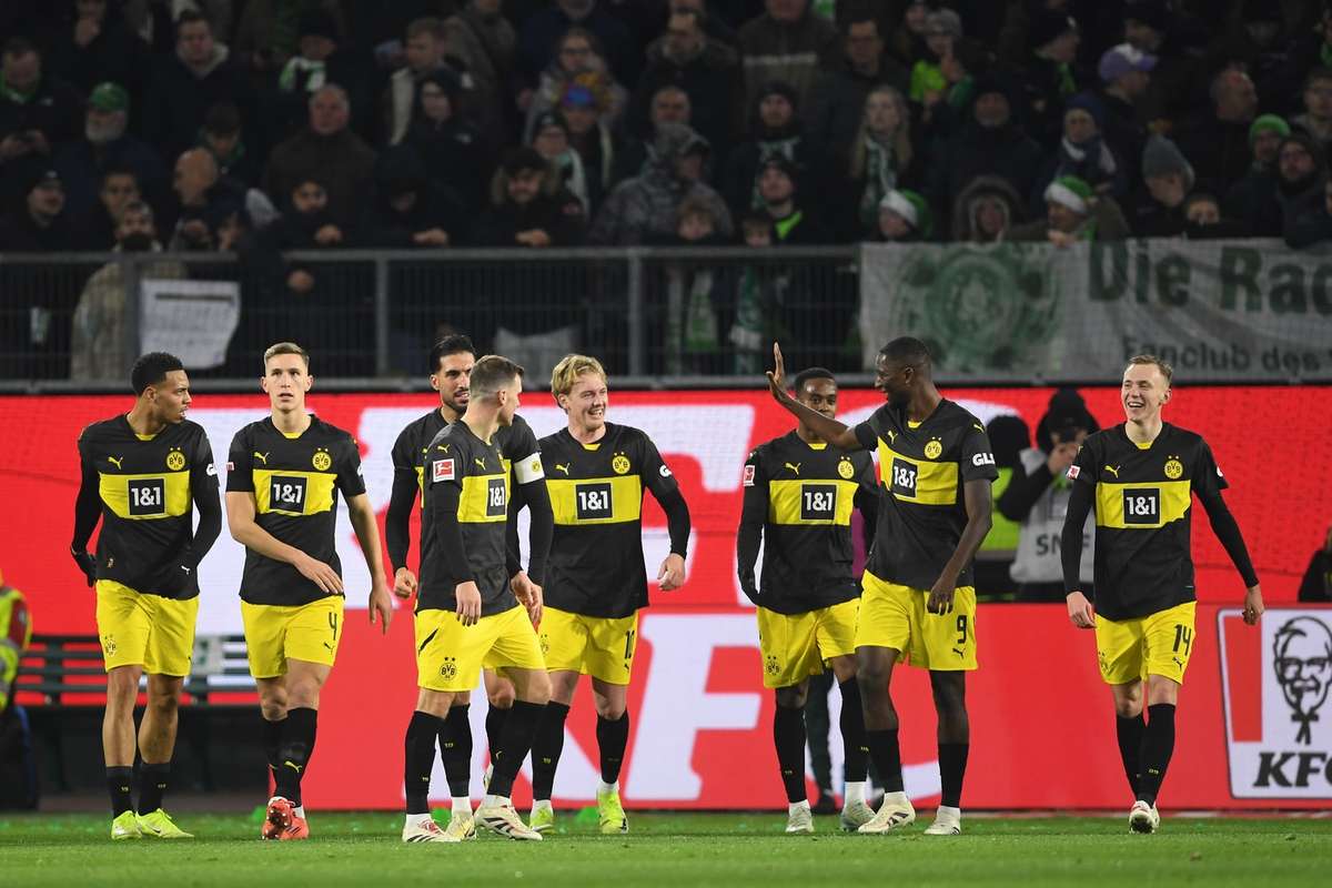 10-man Borussia Dortmund win at Wolfsburg to claim first away victory ...