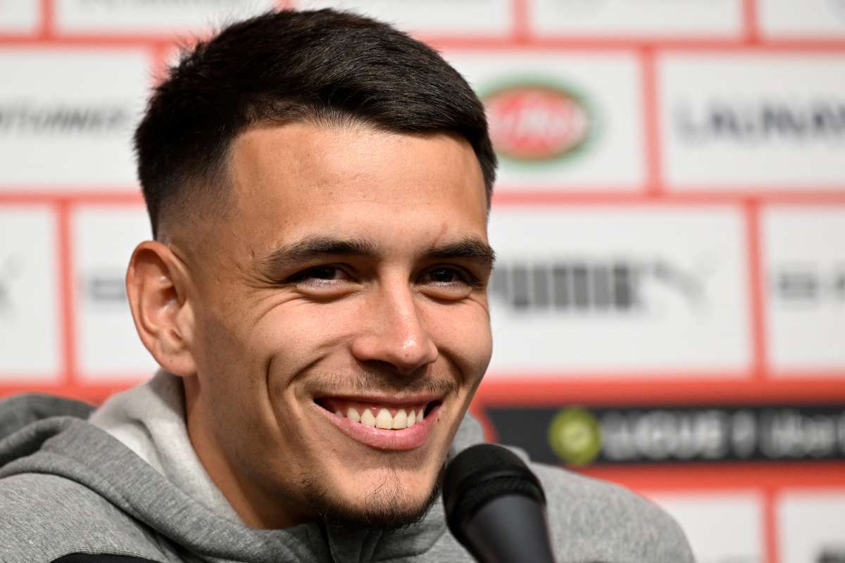 Roma, Enzo Le Fée accolto dai tifosi a Fiumicino: "Daje Roma" | Diretta.it