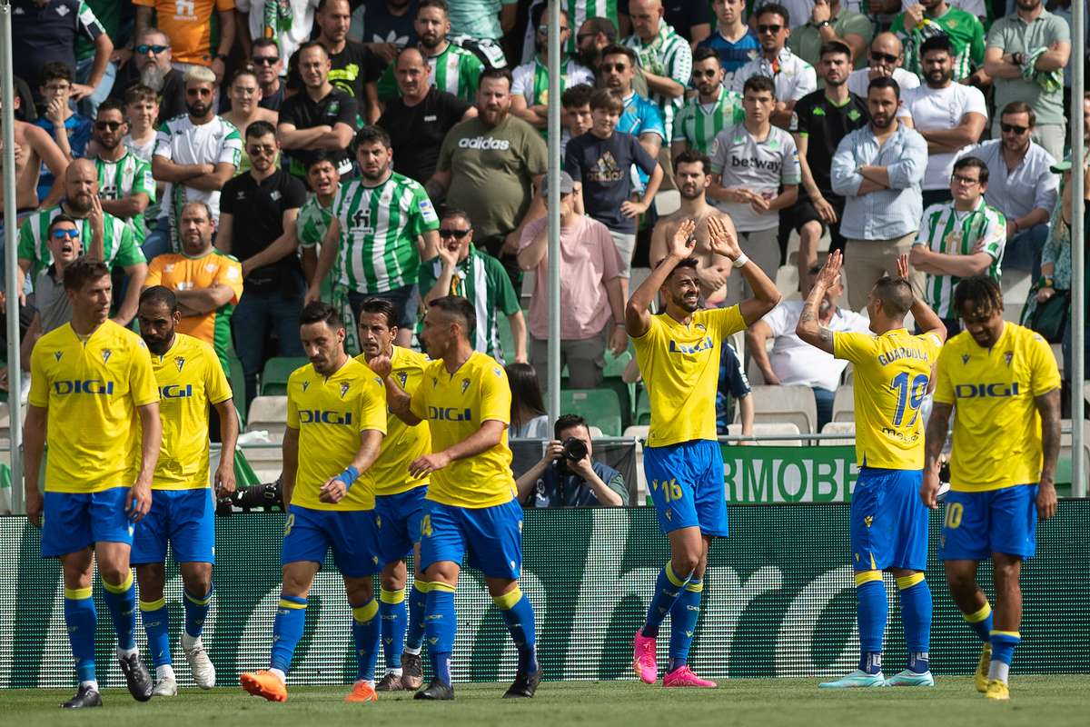 El Betis se inmola con su exceso de agresividad y el Cádiz resurge (0-2 ...