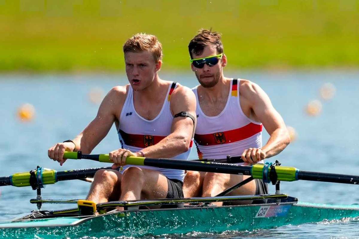 Olympia 2024: Ruderer J. Christ geht viral - und übers Wasser ...