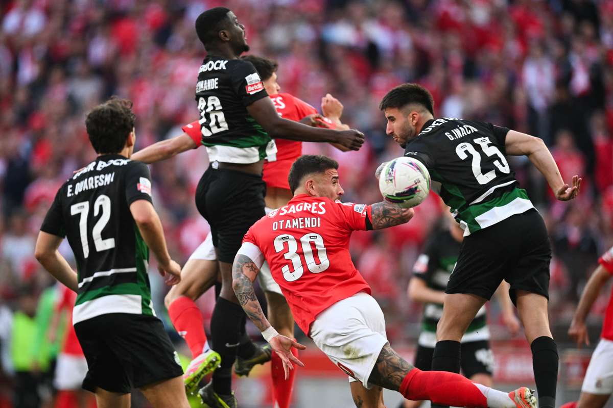 Benfica come from behind to draw against Sporting and take title race ...
