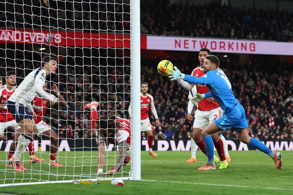 Tottenham goalkeeper Vicario apologises to fans, says team 'didn't ...
