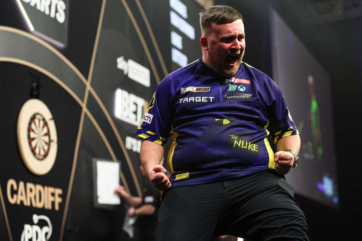 Premier League of Darts: Littler trifft perfekten Neun-Darter gegen van ...