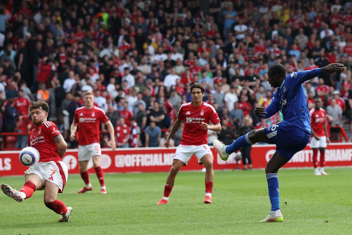 Doucoure scores dramatic late winner as Everton inflict back-to-back ...