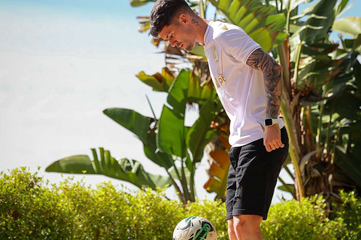 Oficial: Adrián Butzke reforça ataque do Vitória de Guimarães com ...