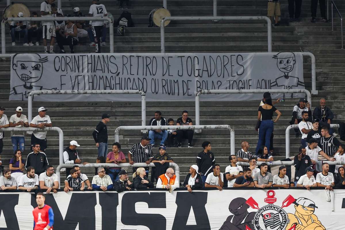 Torcida Do Corinthians Protesta Em Jogo Da Libertadores Com Pior