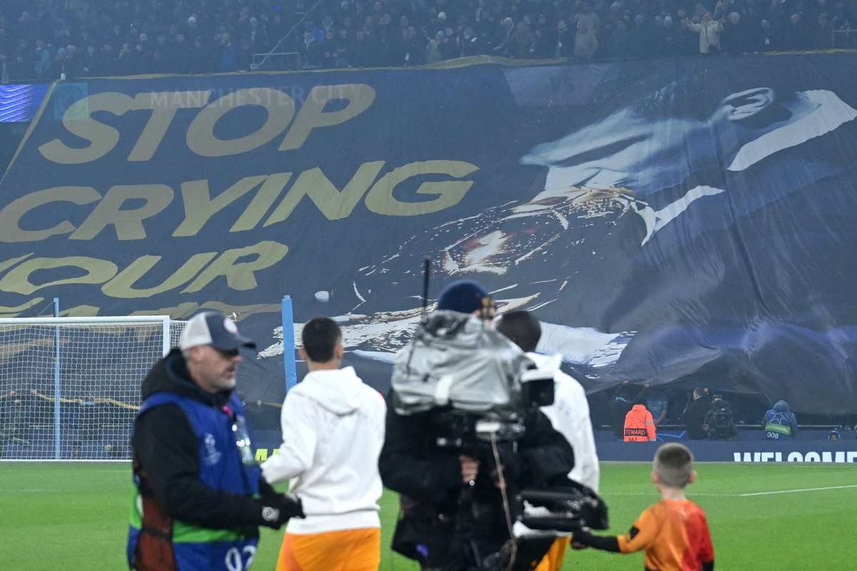 Champions: Torcida do City provoca Vini Jr. com bandeirão para Rodri ...