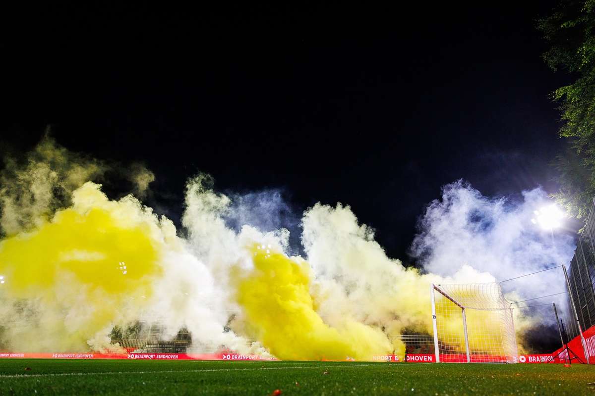 Vitesse fans protest by throwing smoke bombs onto pitch during Jong PSV ...