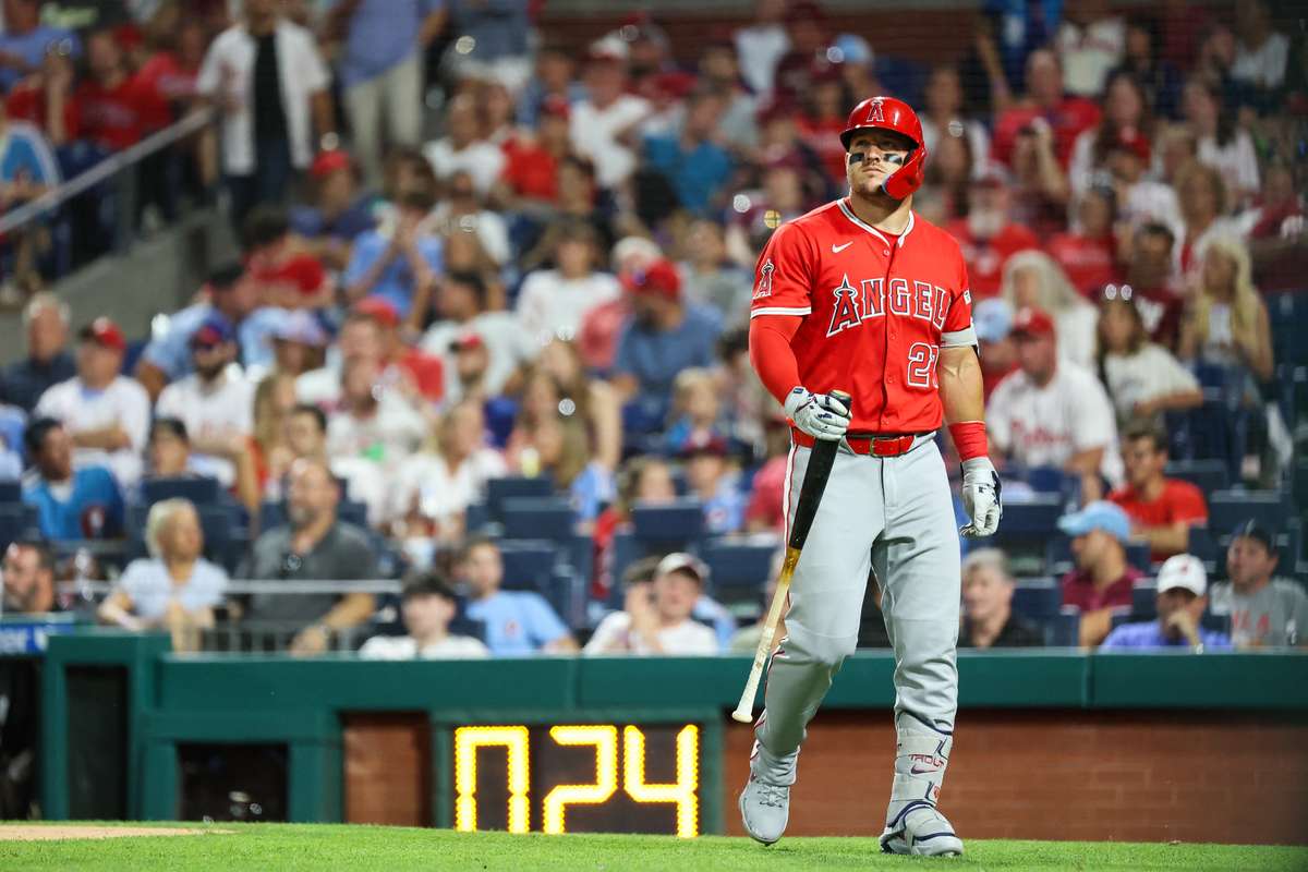 Philadelphia Phillies fans give Mike Trout a standing ovation in his ...