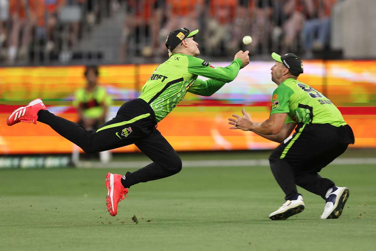 Sydney Thunder pair 'conscious and talking' after Big Bash collision | Flashscore.co.uk