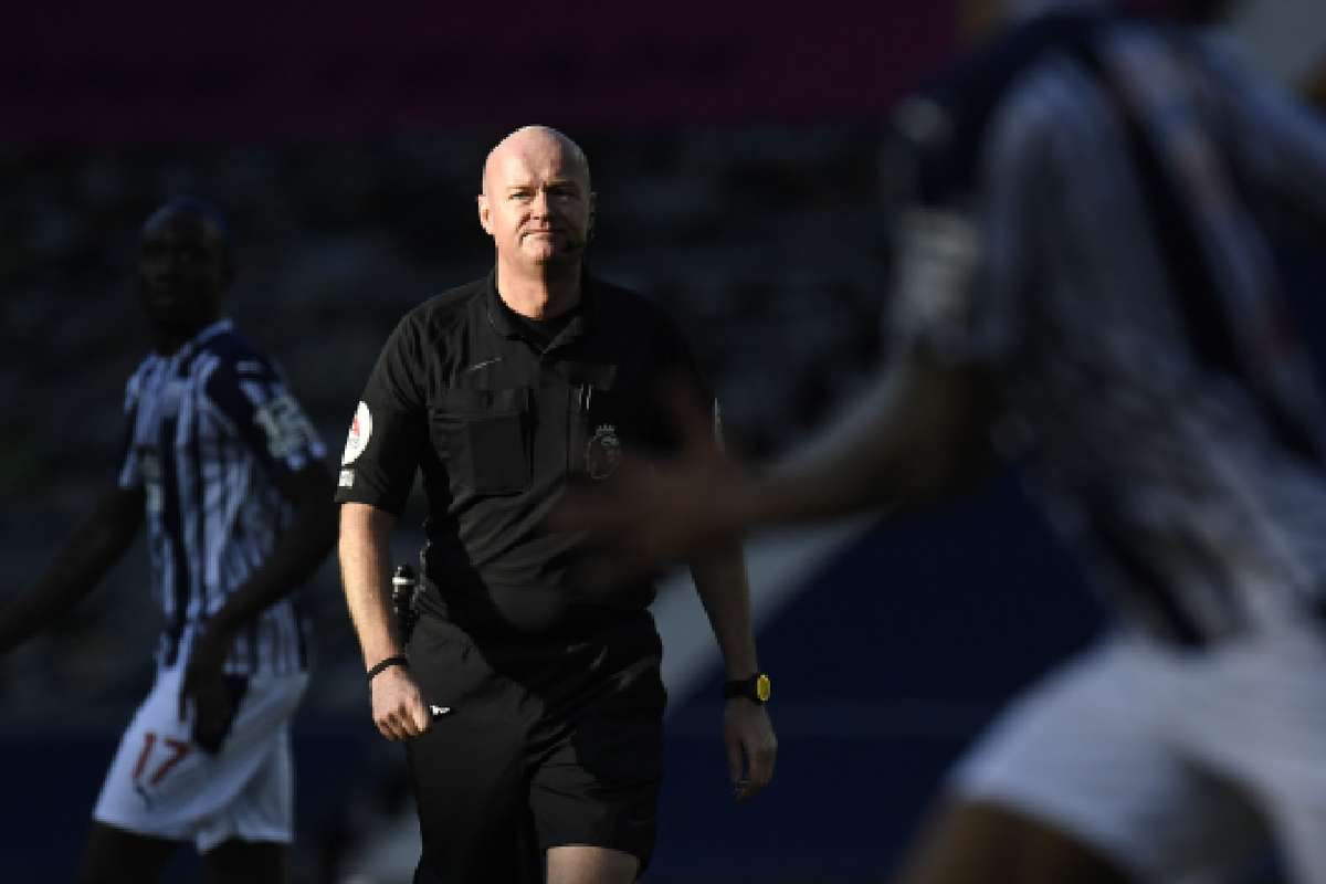 Lee Mason leaves referees' body after VAR error in Arsenal game ...