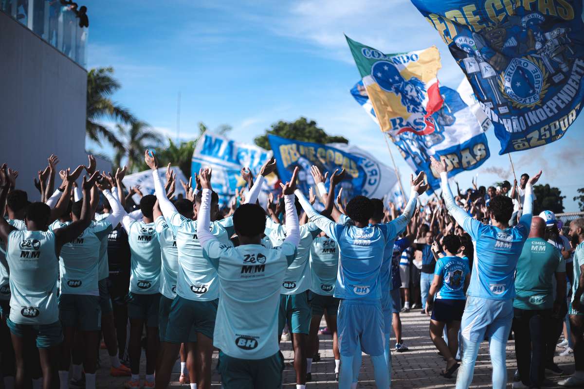 Torcida do Cruzeiro atende chamado e lota treino antes de decisão ...