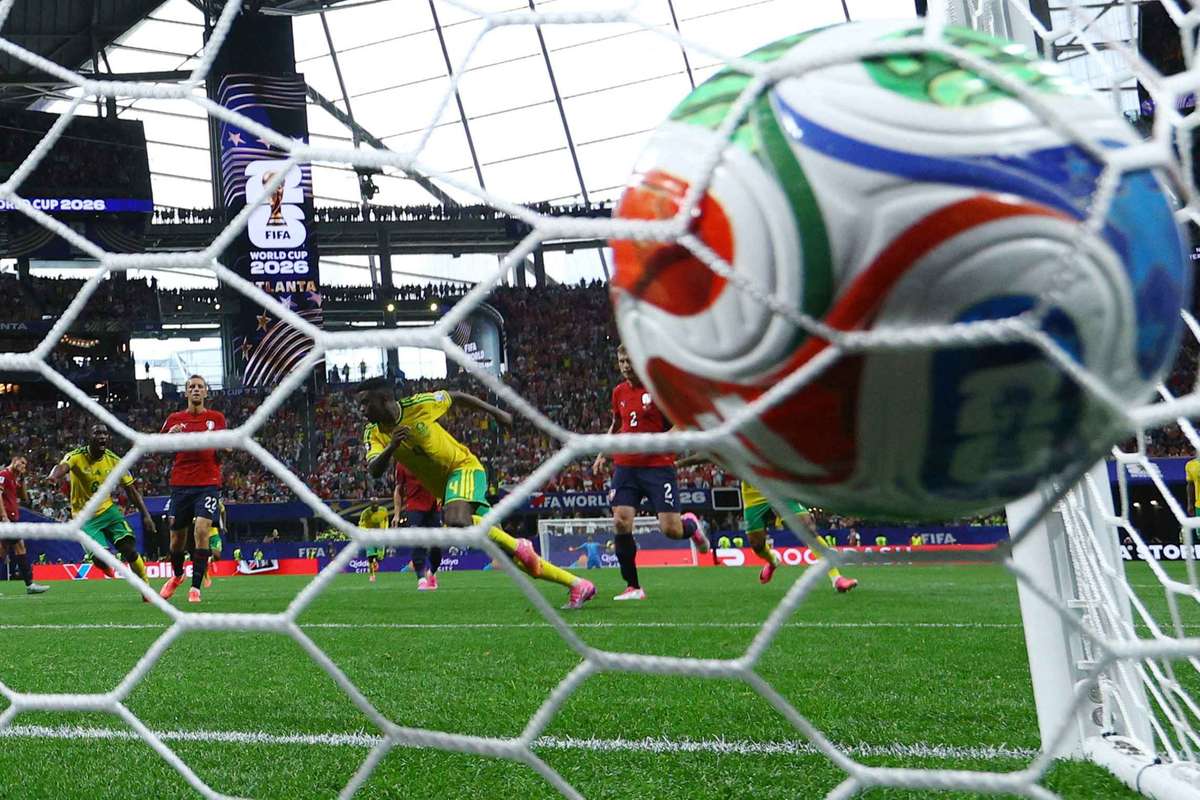 South Africa snatch late draw to deny Czech Republic and keep World Cup ...