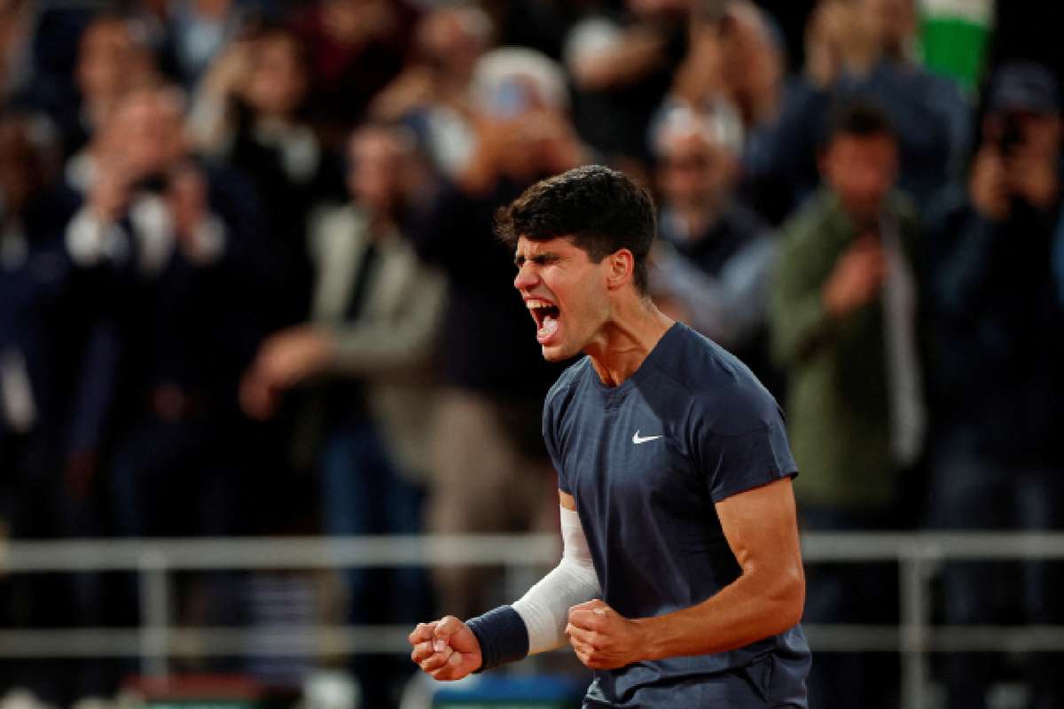 Alcaraz steamrolls Tsitsipas to book semi-final with Sinner at French Open | Flashscore.nl