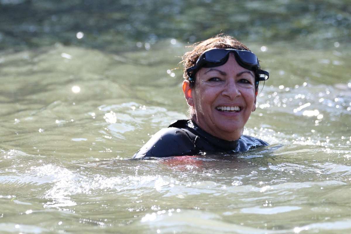 Primarul Parisului, Anne Hidalgo, a înotat în Sena pentru a dovedi că ...