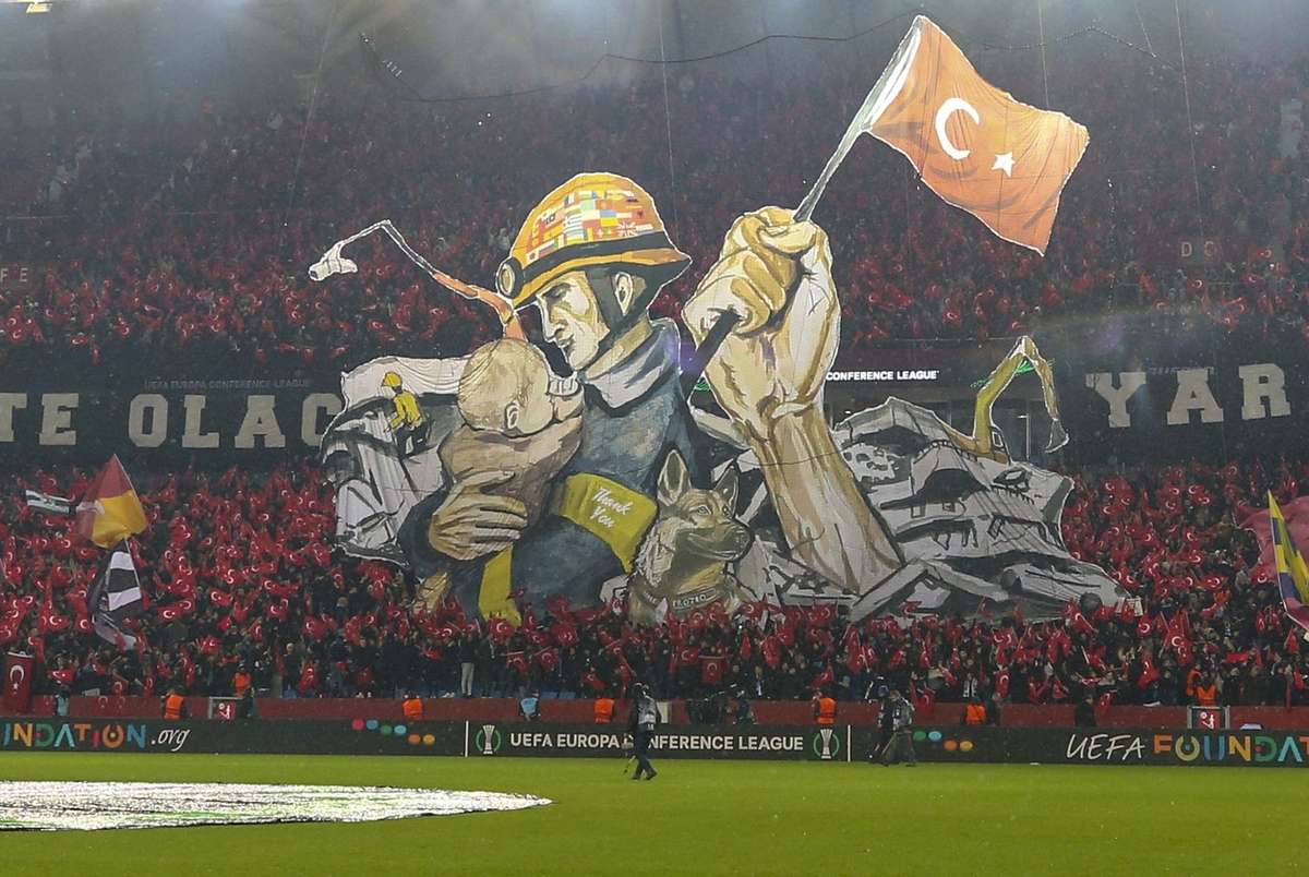 Vanvittig tyrkisk tifo fik tårerne frem på danskers hjemmebane ...