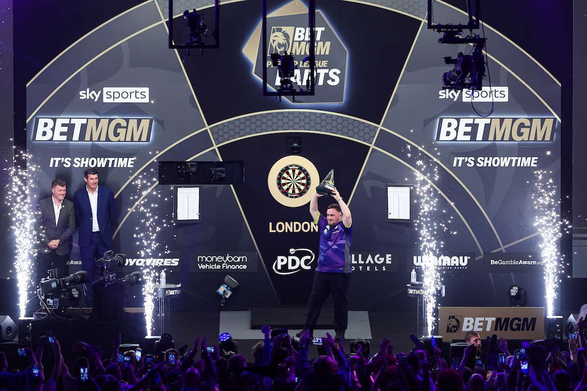 Wunderkind Littler nach PL-Sieg im Darts-Himmel: Wunderkind Littler nach PL-Sieg im Darts-Himmel: