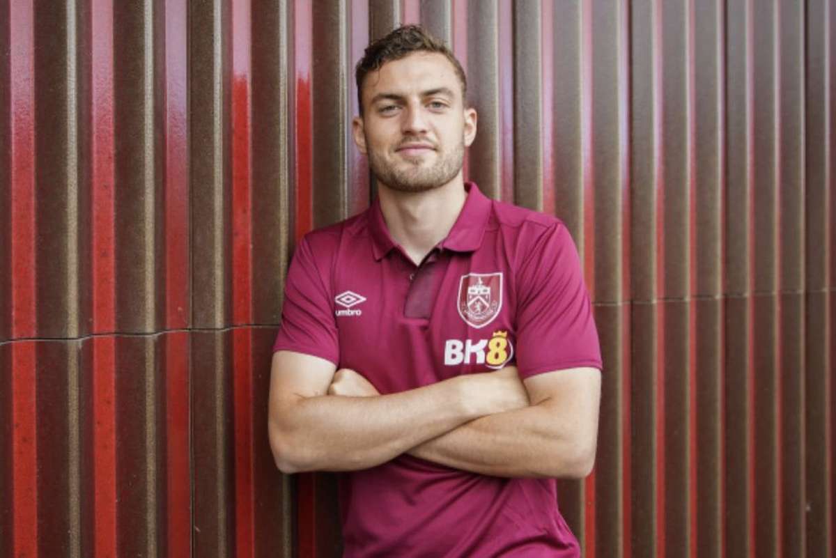 Oficial: Jacob Brunn é reforço do Burnley - e mais um vídeo imperdível ...