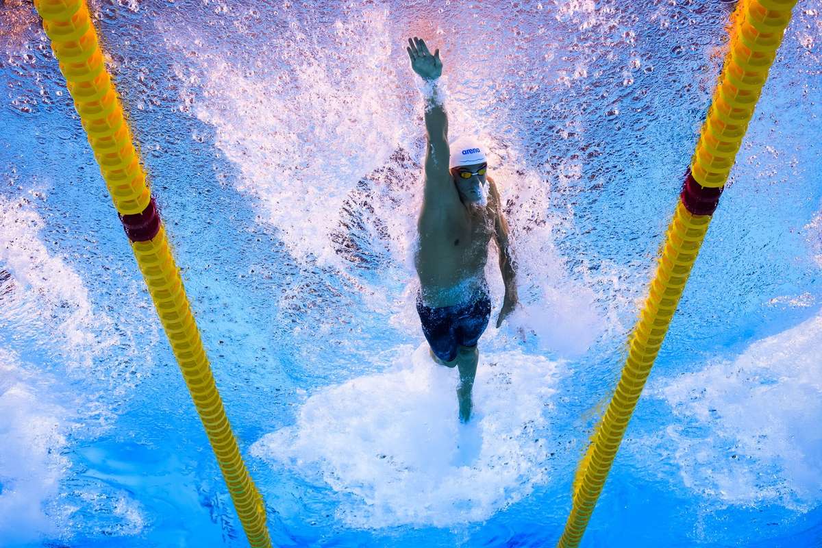 Interzis cardiacilor! David Popovici este campion mondial la 100m liber cu al doilea timp din ...