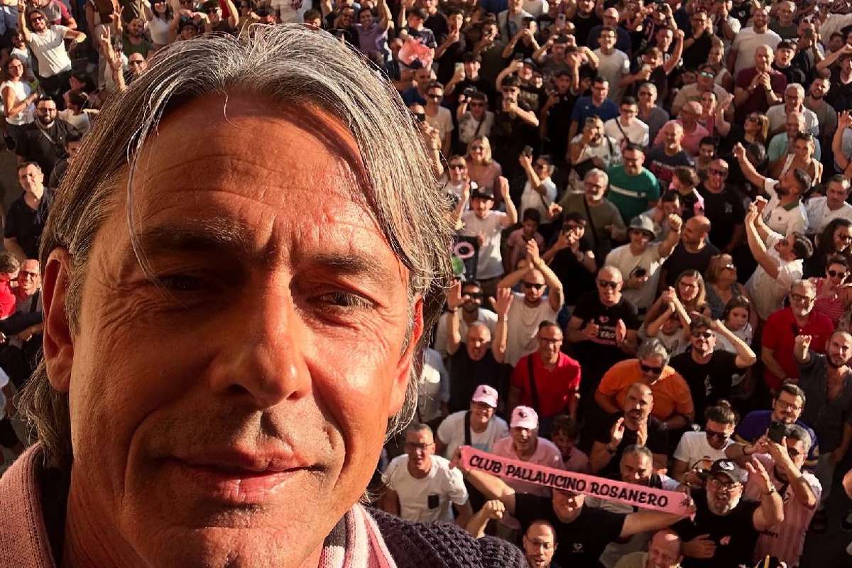 VIDEO: Filippo Inzaghi, aclamat de sute de oameni la prezentarea sa ... VIDEO: Filippo Inzaghi, aclamat de sute de oameni la prezentarea sa ...