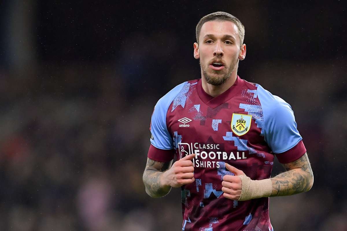 Oficial: Burnley empresta Darko Churlinov ao Schalke 04 | Flashscore.pt