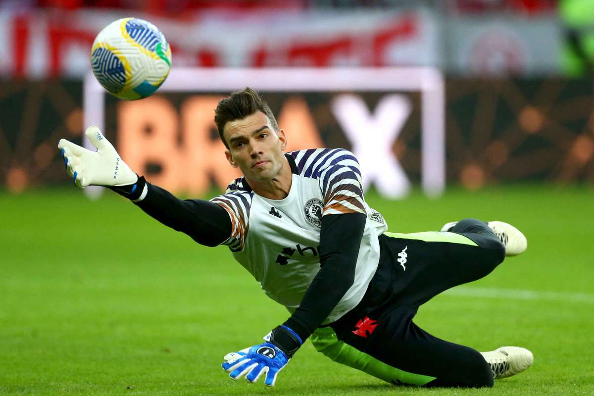 Time-wasting dismissal for goalkeeper Jardim costs Vasco points in Serie A clash | Flashscore.com