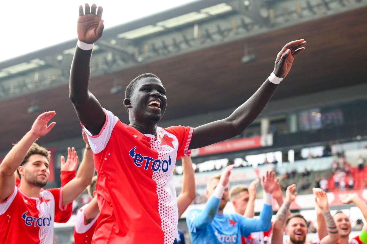 Dioufovo loučení: dvě minuty na hřišti, aplaus vestoje, dojatí trenéři ...