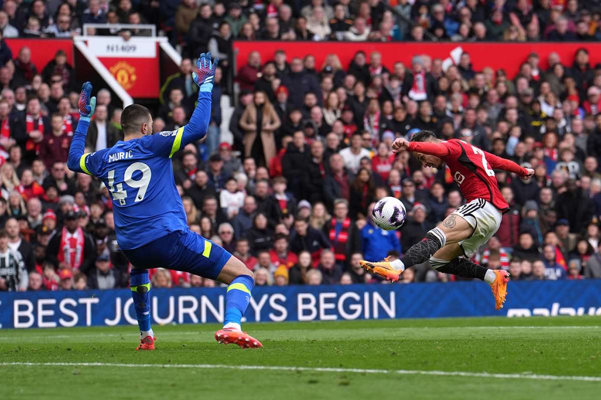 Manchester United held by lowly Burnley at Old Trafford after two late goals | Flashscore.com