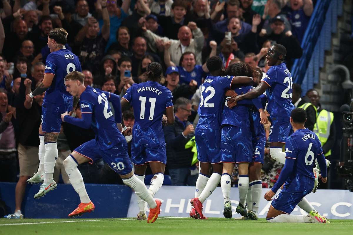 Premier League: Chelsea edge Manchester United 1-0 to close in on ...