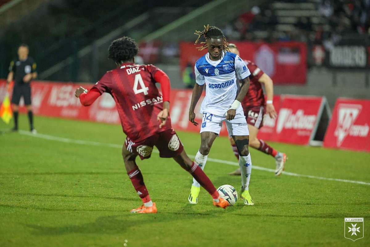 Auxerre Plus Que Jamais Leader De Ligue 2 Bastia De Plus En Plus