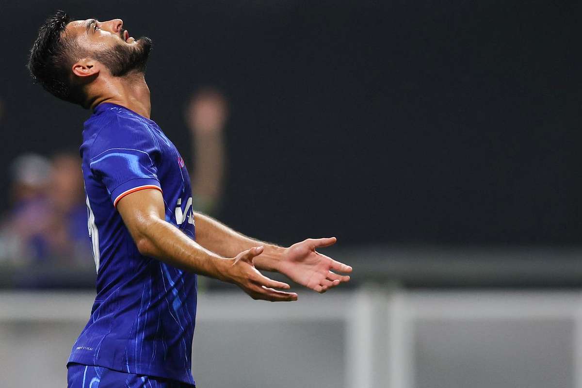 Armando Broja, avançado do Chelsea, a caminho do recém promovido ...