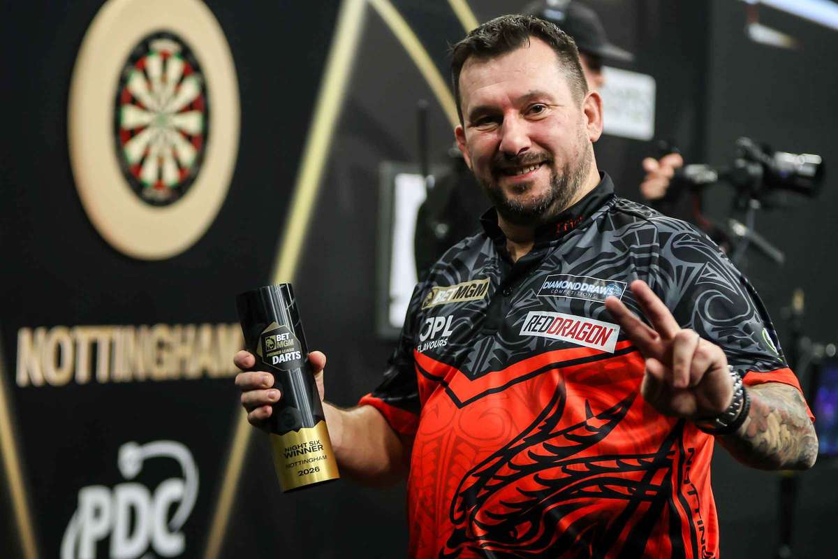 Dominant Clayton shrugs off injury to thrash Humphries and extend ...