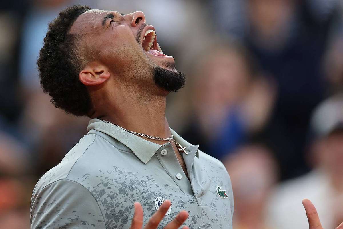 Roland-Garros : Arthur Fils remporte son premier succès, Humbert ...