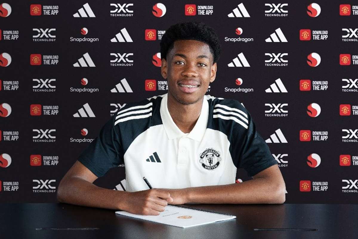 Manchester United finalizează transferul fiului legendarului Kana-Biyik ...