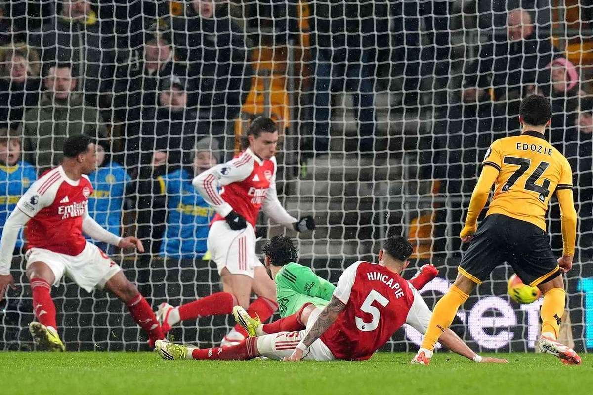 Late Calafiori own goal sees Arsenal drop two points at bottom side ...