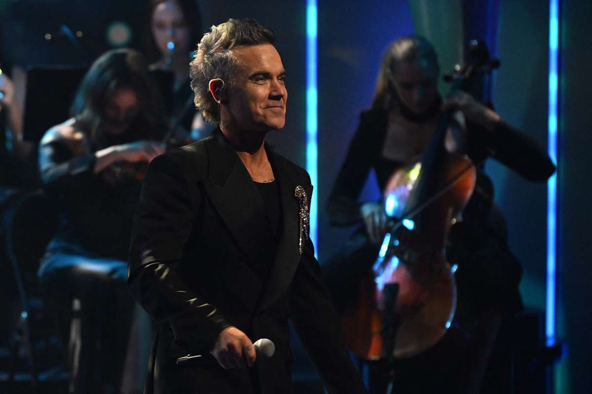 Robbie Williams records new FIFA walk-out anthem to debut at Club World ...