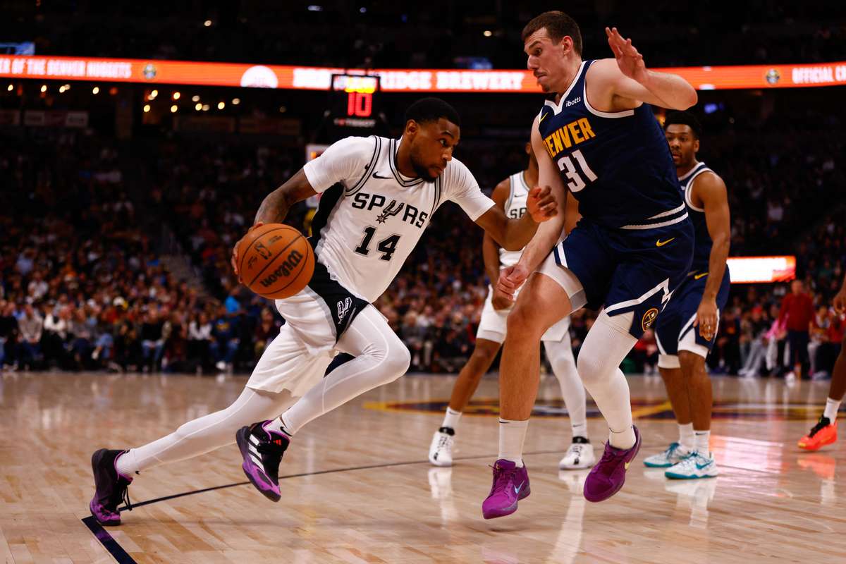 Spurs pokonali Nuggets, którzy dali odpocząć swoim liderom. Sochan nie ...