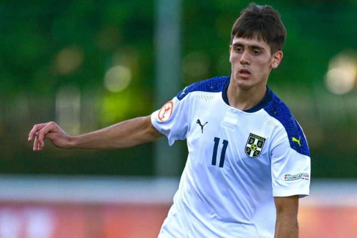 FC Porto tenta desviar Matija Popovic (Partizan) | Flashscore.pt