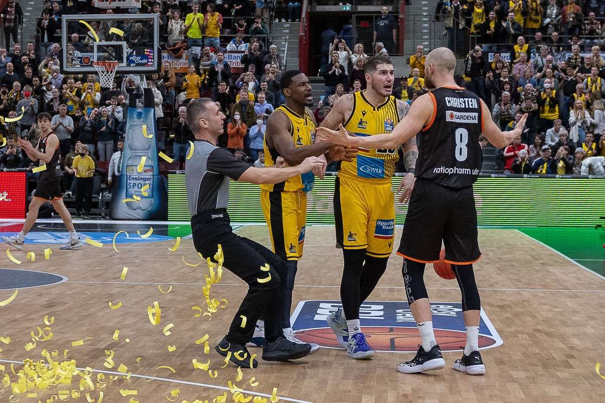 Nach Rudelbildung im Schwabenduell: BBL sperrt Johnson und Fuchs ...