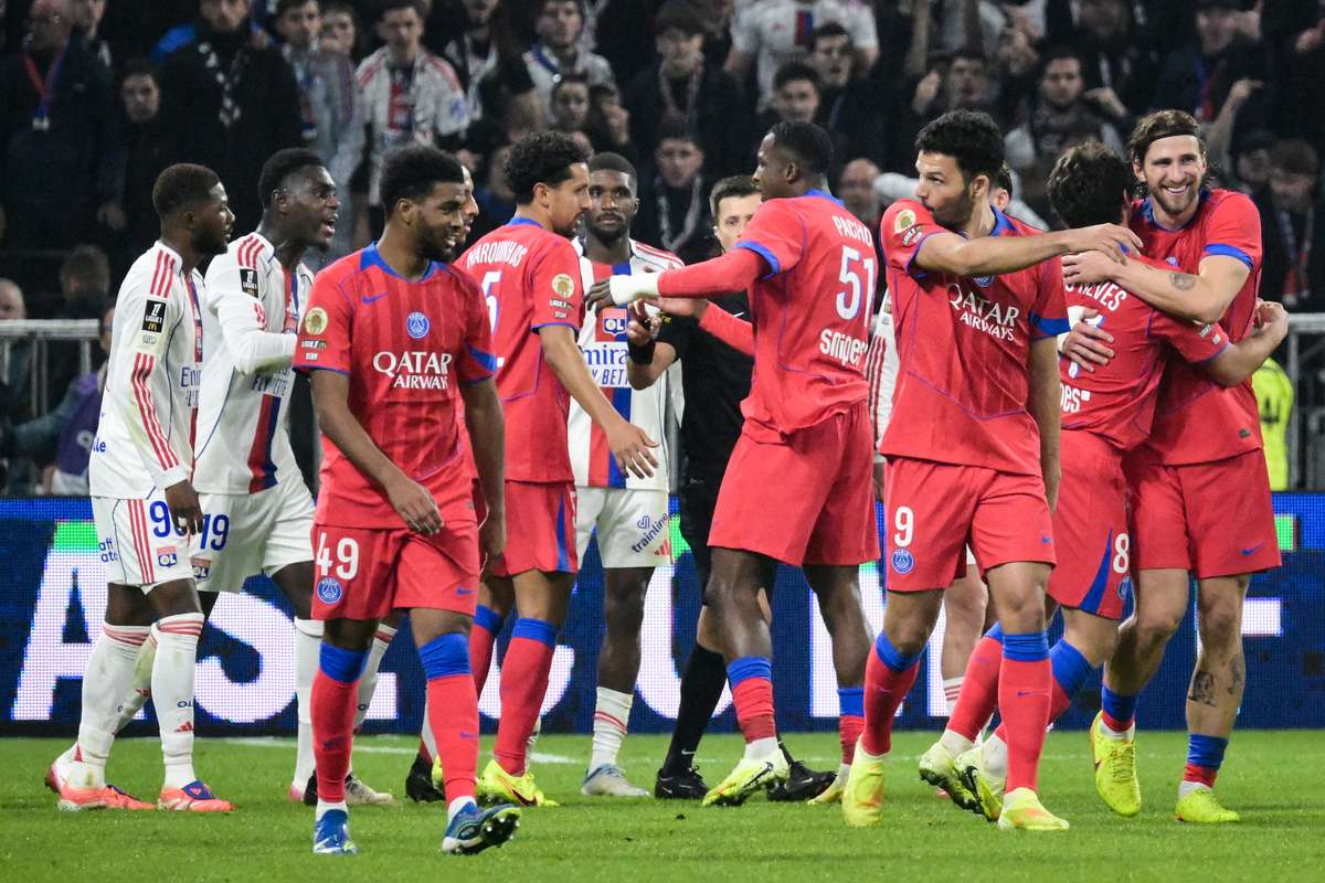 Neves scores stoppage-time winner to give PSG huge victory over Lyon ...