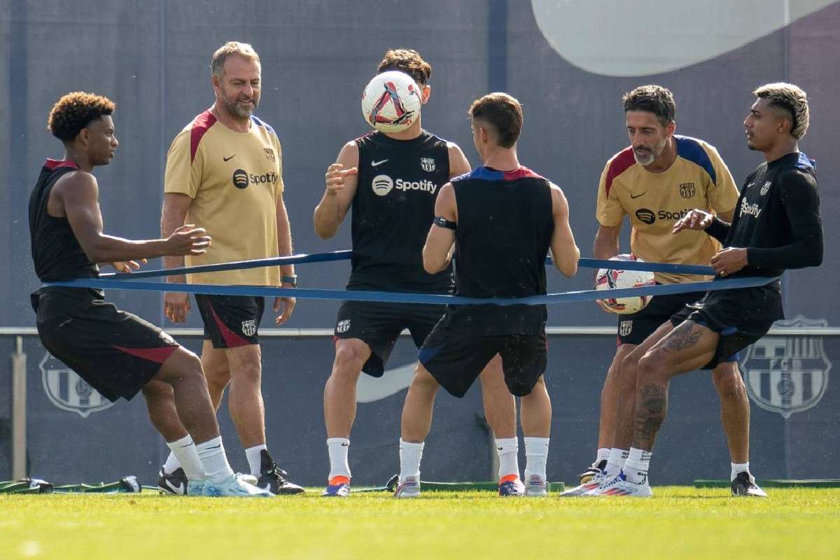Erste Trainingseinheit: Hansi Flick ist beim FC Barcelona angekommen ...