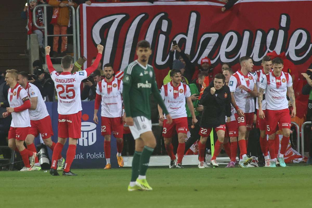 "Zimna" Stal wykorzystuje osłabienie Ruchu, Widzew wygrywa z Legią w ...