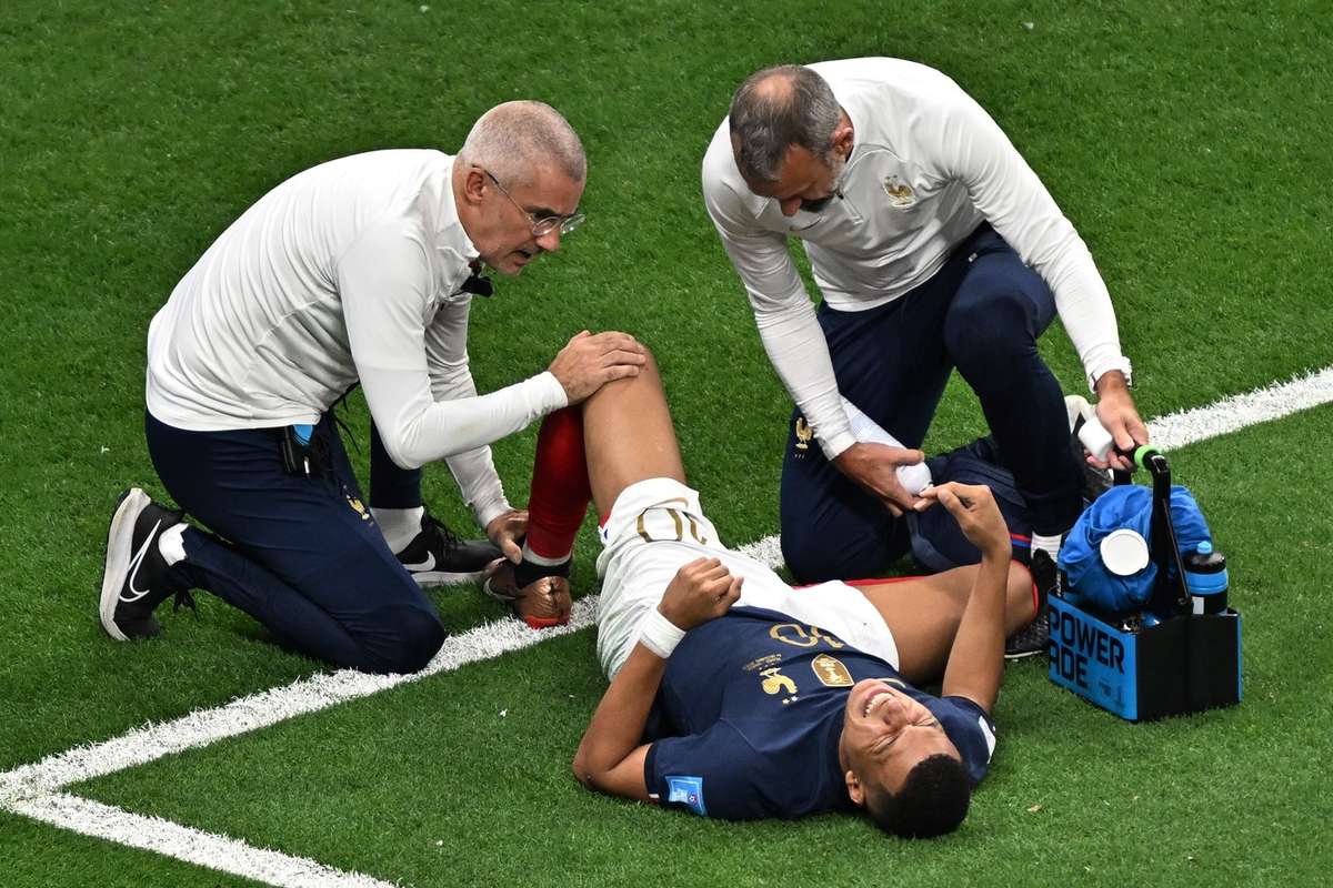VAR extins și reguli anti-tragere de timp! FIFA anunță schimbări pentru ...